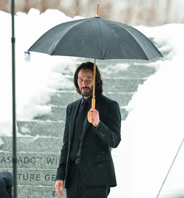 "Even Amidst Celebrity Status, Keanu Reeves Waits Patiently in Rain for ...
